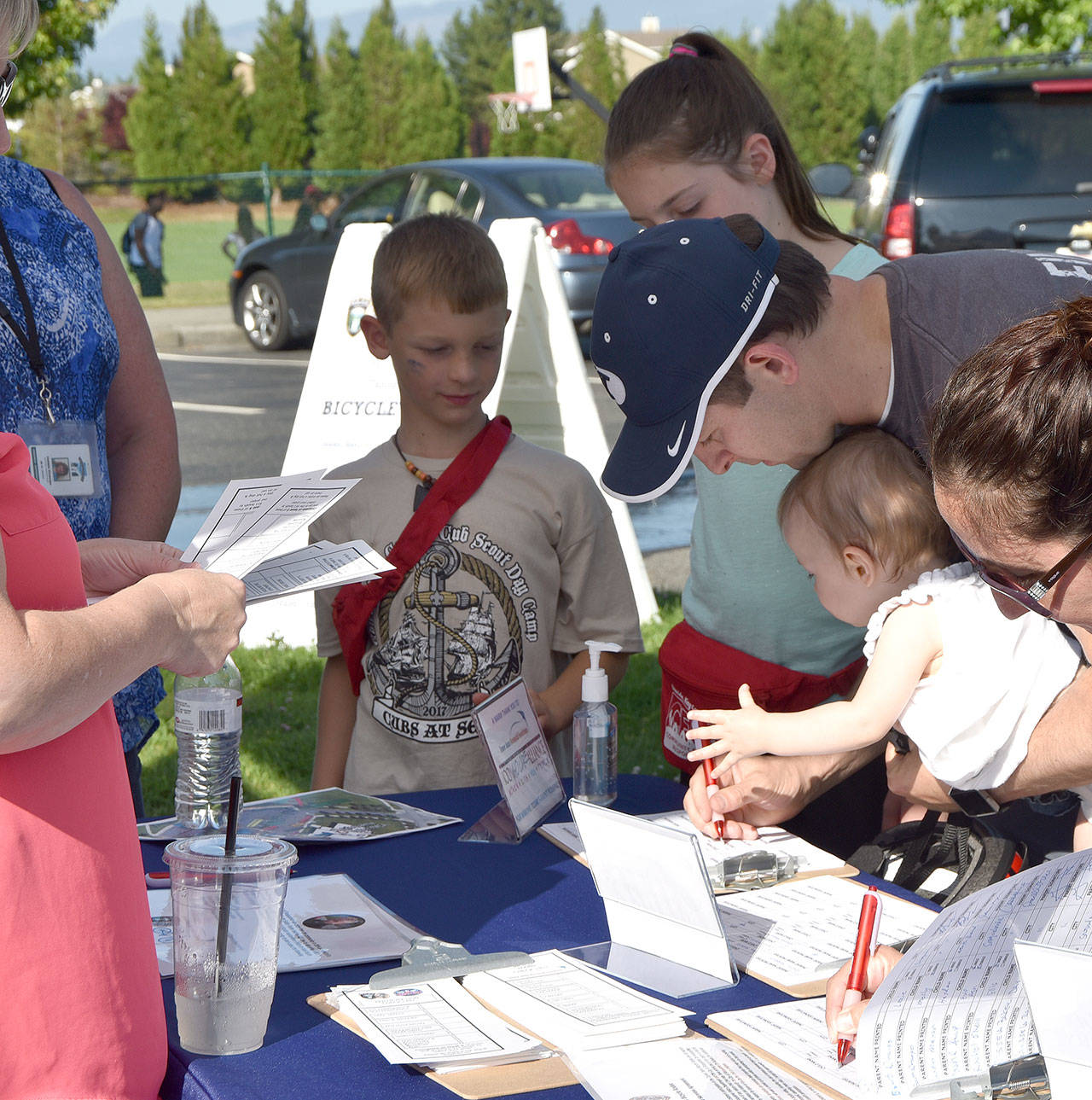 Hundreds show up for safety, community, at Snoqualmie’s Tanner Jeans ...