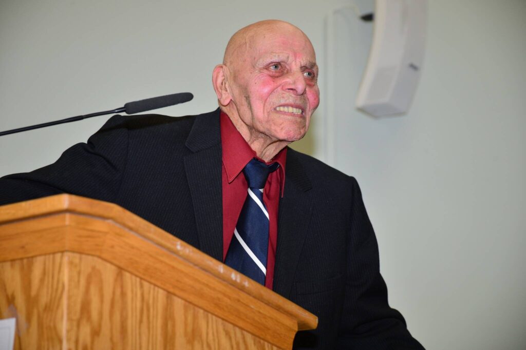 North Bend’s Burt Mann dies at 100 | Snoqualmie Valley Record