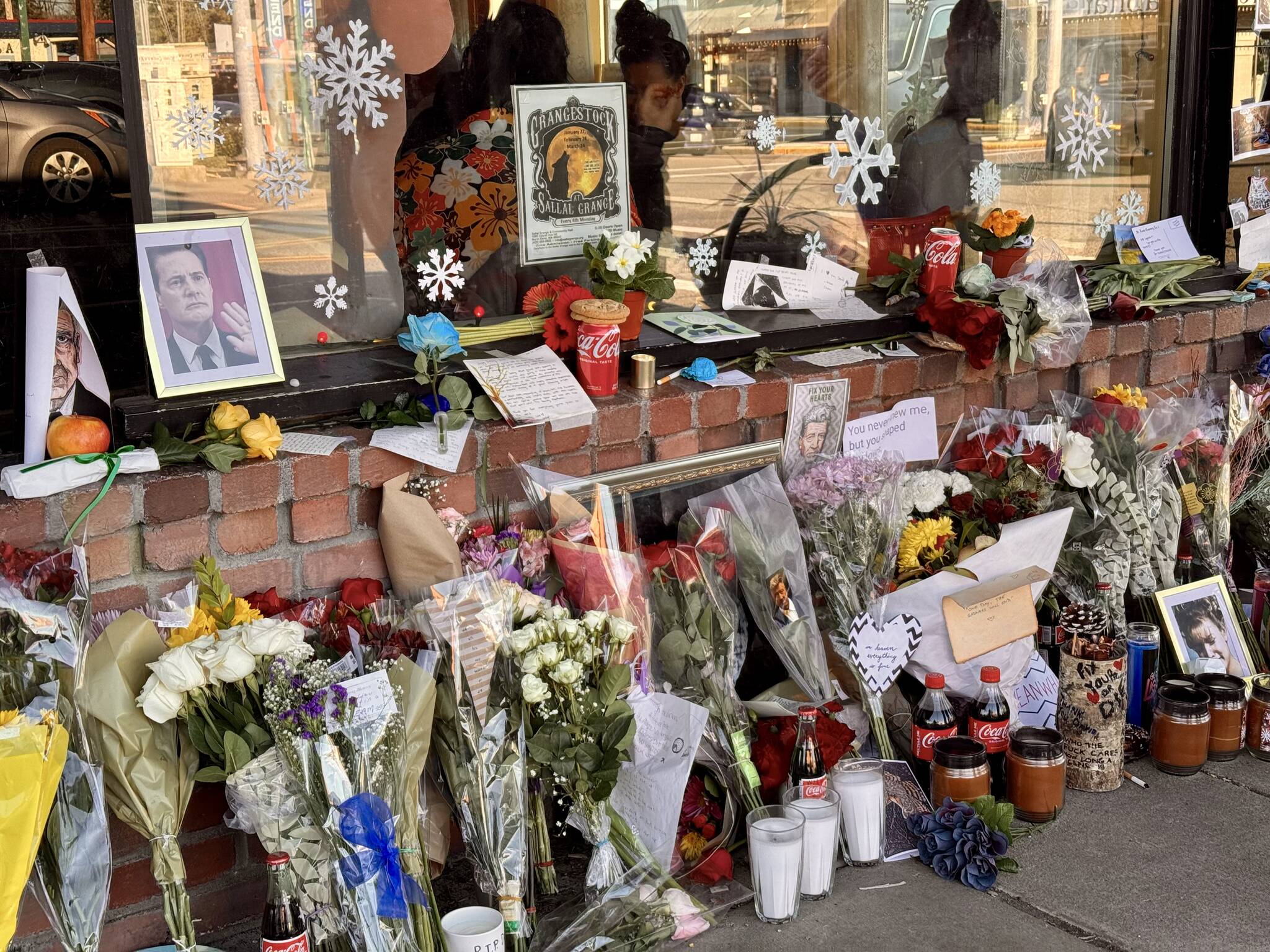 David Lynch fans memorialize him outside Twede’s Cafe | Snoqualmie ...